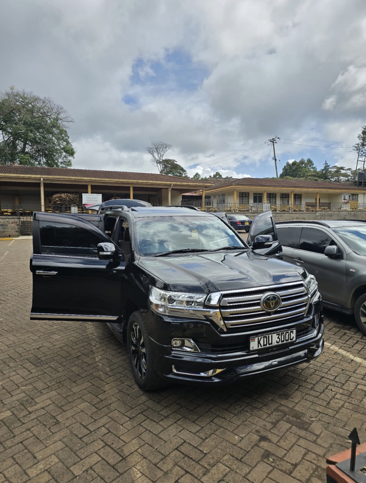 Toyota Land Cruiser V8 LC200 For Hire - EliteMotion Nairobi